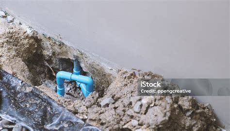 새로운 블루 핍 라인과 오래 연결 하는 특수 접착제를 적용 하 여 누수 포인트를 발견 하 고 깨진 조각 및 유지 보수를 꺼내 배관공에 의해 지 하 누출 물 파이프를 고정