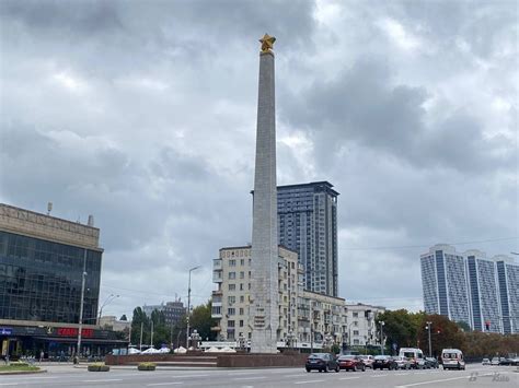 На Галицькій площі демонтували елементи з радянського обеліска «Місто