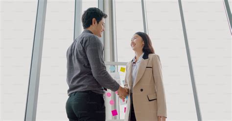 비즈니스 사람들은 금융 거래 계약에 대한 전문적인 합의를 보여주는 회사 사무실에서 악수합니다 사진 Unsplash의 개념 이미지