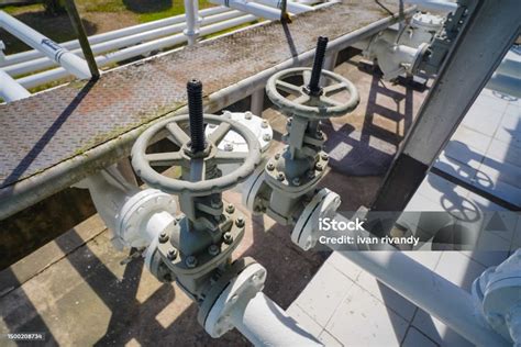 Tiriskan Valve Dan Oil Sampling Valve Untuk Tangki Utama Trafo Foto