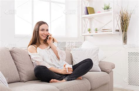 女孩在用手机聊天