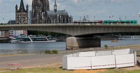 ВО КЕЛН ЕВАКУИРАНИ 20 000 ЛУЃЕ ПОРАДИ ТРИ АМЕРИКАНСКИ БОМБИ ОД ВТОРАТА СВЕТСКА ВОЈНА Сакам Да