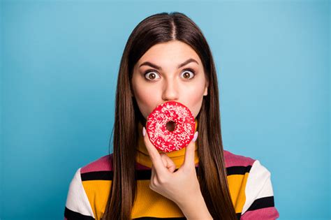 깜짝 놀란 미친 소녀의 사진을 닫아 도넛으로 그녀의 입술을 숨기고 놀라운 다이어트 정보 비명 와우 Omg 착용 좋은 모습 의류 를 통해 고립 된 파란색 배경 가리기에 대한