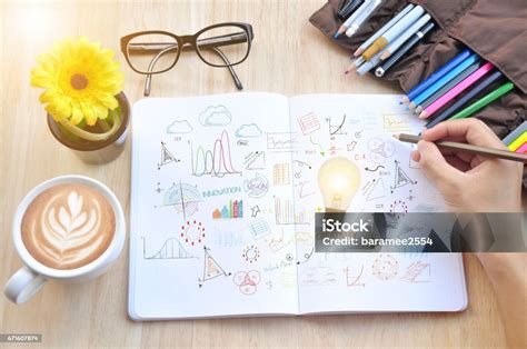 손 주 책에 전구 전략 사업을 작성 합니다 혁신과 창의성을 새로운 아이디어에 대 한 개념입니다 그래프에 대한 스톡 사진 및 기타 이미지 Istock