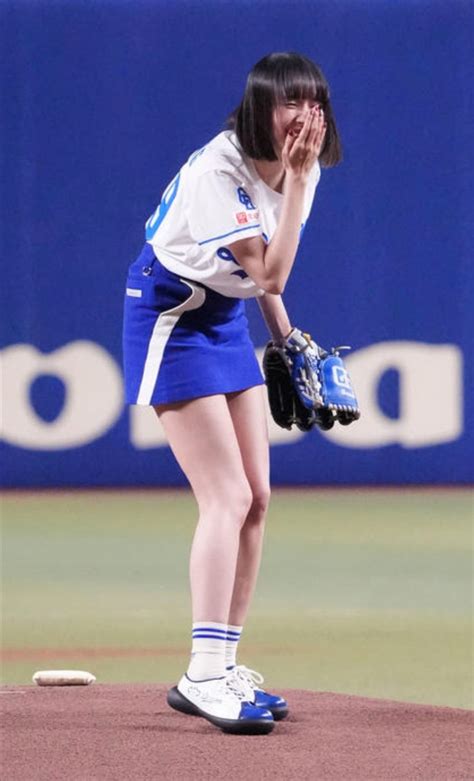 プロ雀士岡田紗佳が始球式で豪快な股間丸見え足上げパンチラ みんくちゃんねる