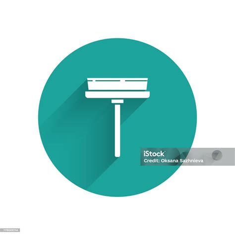 긴 그림자로 격리 된 창문 아이콘용 고무 클리너가있는 흰색 청소 서비스 스퀴지 스크레이퍼 와이퍼 녹색 원 버튼입니다 벡터