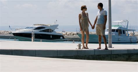 기둥 옆에 서 있는 두 사람 사진 Unsplash의 워터 프론트 이미지