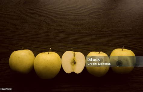 녹색 사과와 황금 사과의 절반 평면도 나무 테이블 표면입니다 0명에 대한 스톡 사진 및 기타 이미지 0명 4가지 개체 갈색 Istock
