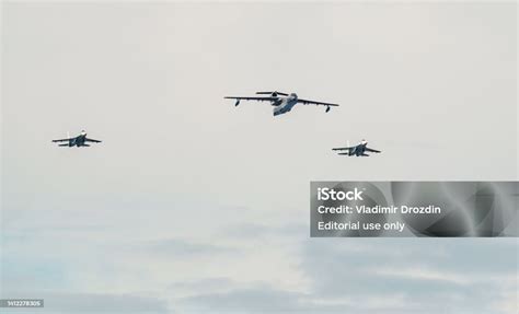 공군의 군용 항공기와 헬리콥터는 해군의 날을 기념하여 도시에서 비행하며 수륙 양용 및 수송 항공기 대잠수함 0명에 대한 스톡