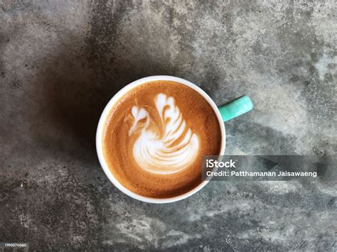 자연 채광이있는 시멘트 바닥에 흰색과 녹색 컵에 백조 모양의 라떼 아트 커피 커피 상단보기 및 복사 공간을 사랑합니다 라떼아트에 대한 스톡 사진 및 기타 이미지 Istock