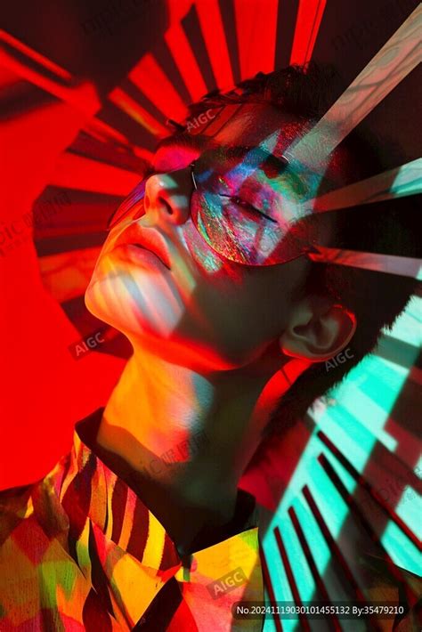 Ai创作图炫酷青春 视冲击海报 青春活力发散射线 抽象前卫冲击力 视冲击力海报 视冲击力广告装饰画 追光插画kv 扭曲人像插画 光感潮流 蒸汽波美学 视冲击力活动海报 炫酷色彩潮流 高级色调