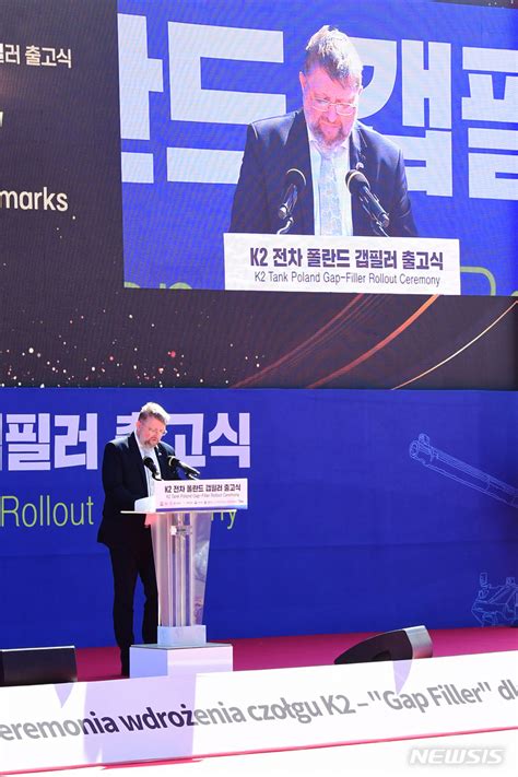 인사말 하는 오스타체프스키 대사 네이트 뉴스