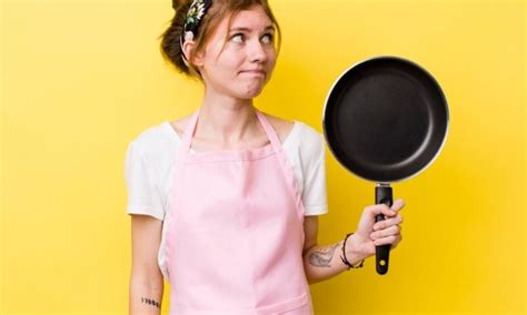 Як очистити сковороду від жиру та нагару три способи які допоможуть відмити все