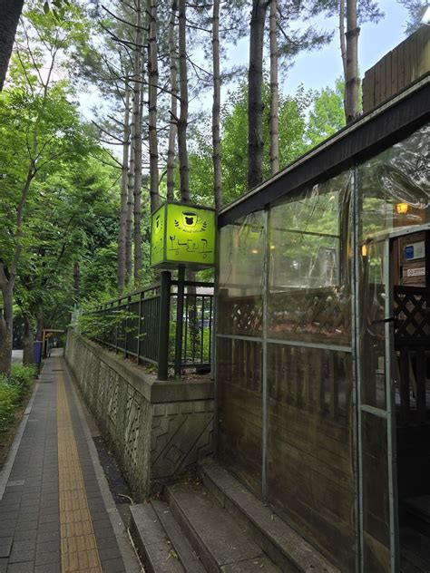 단상斷想 중꺽그마 오늘의 마지막 일정은 근처 카페 봄날의 곰에서 카공하며 마무리하기로 하고 자전거를 타고 나왔다 언제나 처럼 커피를 주문하고 오늘은 창가 쪽에