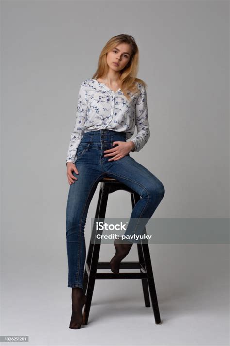 클래식 한 청바지와 흰색 셔츠를 입은 아름다운 젊은 여성의 전체 길이 초상화 18 19세에 대한 스톡 사진 및 기타 이미지 18 19세 건강한 생활방식 관능 Istock