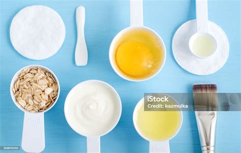 사 우 어 크림 날 달걀 압 연 오 츠 작은 스푼에 올리브 오일 Diy 스크럽 모이 스 처 라이저를 준비 하기 위한 재료 수 제