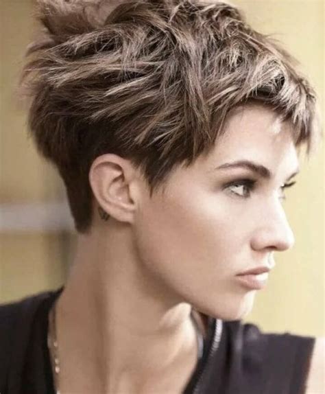 Оригінальні жіночі стрижки на коротке волосся 30 фото