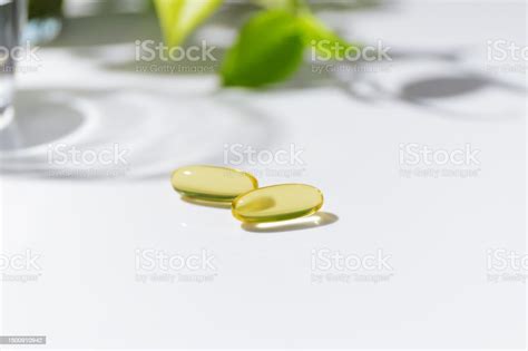황금 생선 기름 캡슐 흰색 배경에 건강을 위한 영양 보충제 보충 수유 오메가3 건강과 건강한 영양의 개념 건강관리와 의술에 대한 스톡 사진 및 기타 이미지 Istock