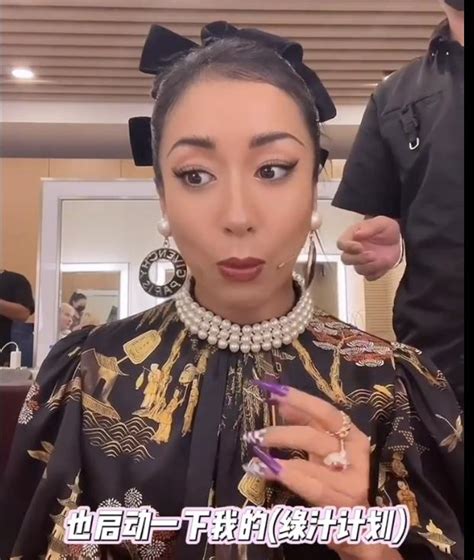 Jike Junyi Dressed Up For A Sexy Dinner In The Middle Of The Night Picking His Nose With His