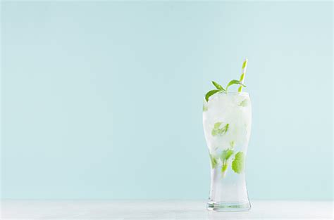 녹색 민트 얼음 조각 탄산수 현대적인 민트 색상 인테리어의 미스트 유리 빨대와 상쾌한 피트니스 차가운 미네랄 음료 마실 것에 대한 스톡 사진 및 기타 이미지 Istock