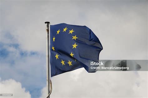 Bendera Biru Dengan Lingkaran Bintang Kuning Adalah Bendera Eropa