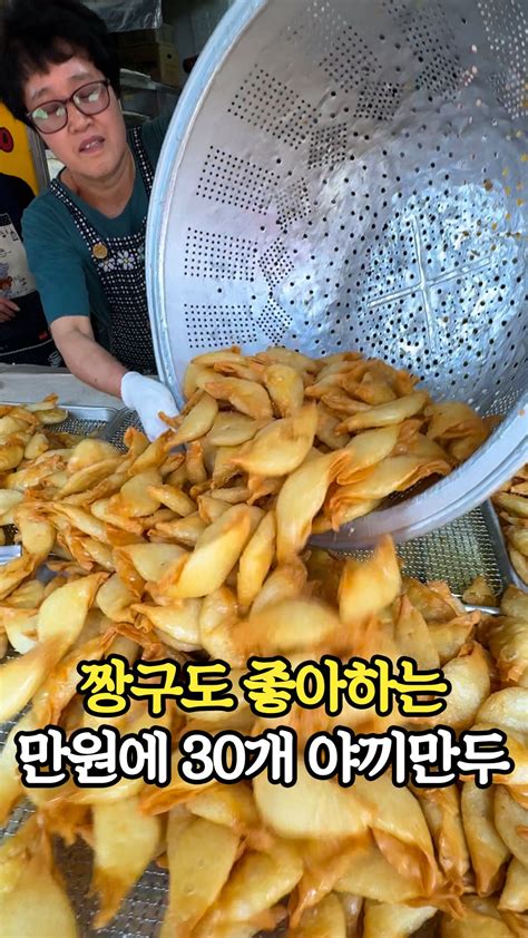 논란의 중심에 선 만원짜리 김밥 김 위로 엄청난 양의 밥을 얇게 깔아 속재료를 옆구리 터지도록 넣어주시는데 참치는 한통을 붓는 수준으로 주신다고 참치김밥은