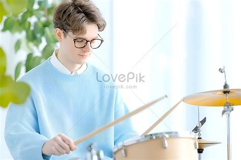 드럼을 치는 소년 사진 무료 다운로드 Lovepik