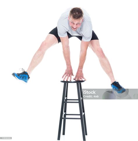 전체 길이 1인 1인 정면 2029세 잘생긴 머리 짧은 머리 코 카 서 스 남성 젊은 남자 선수 스포츠맨 앞 점프 흰색 배경 의자에 앉아 균형에 대한 스톡 사진 및 기타