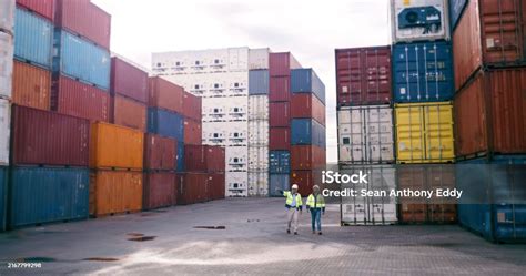 도보 컨테이너 및 수입 물류 및화물 수출 재고 및 상업과 함께 국제 무역 배송 서비스 또는 글로벌 배송을 이용하는 사업가 직원