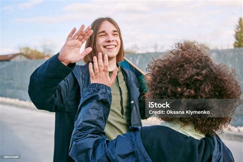 야외 스케이트 파크에서 두 명의 십대 여성과 남성 스케이트 보더 놀이 그들은 서로 만나서 인사하고 즐긴다 귀여운에 대한 스톡 사진 및 기타 이미지 Istock