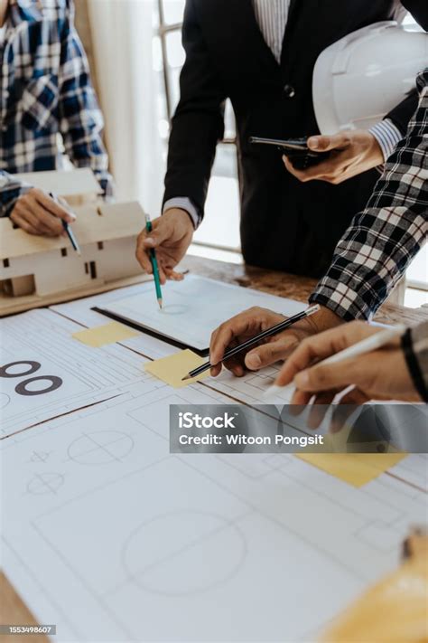 토목 엔지니어 팀 회의 현대 건설 계획 회의 감독 산업 프로젝트 관리자 엔지니어링 팀 아시아 산업 전문 팀 조언에 대한 스톡