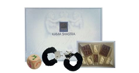 Бонбони Кама Сутра белезници с пух и зарче с пози • Идейник