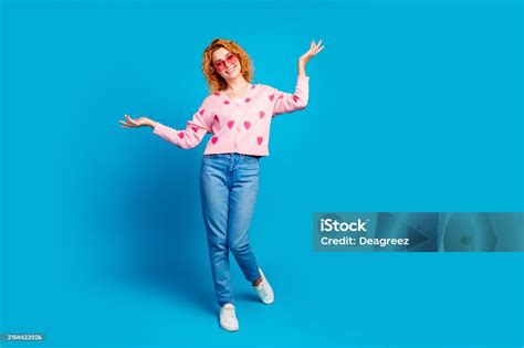 매력적인 젊은 여자가 손을 들고 선글라스를 입은 멋쟁이 분홍색 옷을 입은 전체 길이 사진 파란색 배경에 고립 된 30 34세에 대한 스톡 사진 및 기타 이미지 Istock