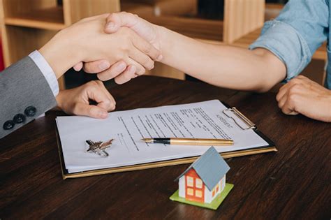 부동산 브로커 에이전트 악수 집 계약을 사려고 가입 계약 후 고객 은행 대출 승인 모기지 투자 부동산 개념 개념에 대한 스톡 사진 및 기타 이미지 Istock