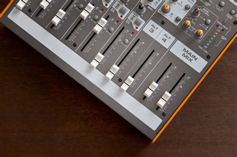 오디오 스튜디오 사운드 믹서 이퀄라이저 보드 슬라이더 페이더 및 손잡이 Dj에 대한 스톡 사진 및 기타 이미지 Dj Performing Arts Event 각도