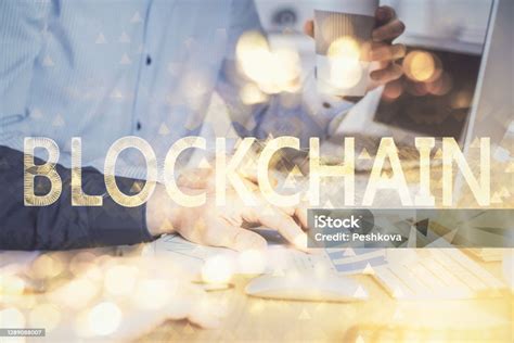 백그라운드에서 컴퓨터에서 작업 하는 사업가와 암호화 통화 테마 홀로그램 블록 체인의 개념 다중 노출 2명에 대한 스톡 사진 및 기타 이미지 Istock