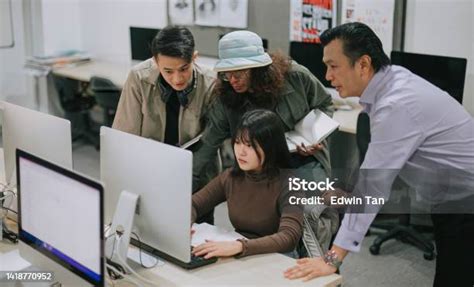 아시아 남성 교사 및 성인 학생들이 컴퓨터 실습실 교실에서 모니터 화면을 보면서 프로젝트 과제 브리핑에 대한 토론 아시아인에 대한 스톡 사진 및 기타 이미지 Istock