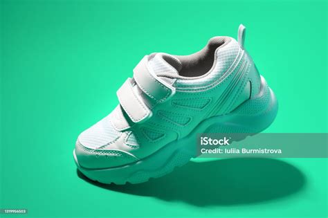 하드 섀도우가 있는 녹색 배경에 고립 된 벨크로 패스너와 측면 보기 비행 흰색 아이 운동화 0명에 대한 스톡 사진 및 기타 이미지 0명 강사 건강한 생활방식 Istock