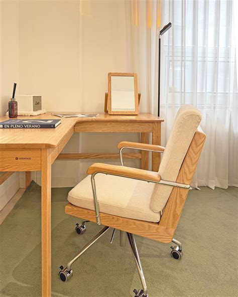 건강한 원목가구 예스우드 햇살 가득한 오후 나만의 작은 서재에 앉아 천천히 흐르는 시간을 느껴보세요 베를린 미니멀 오크 원목 코너 책상과 베를린 오크 원목 360도
