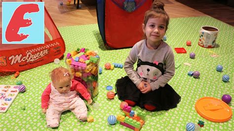 ემილია კუბიკებით აწყობს სახლს თამაშობს თოჯინასთან ერთად Youtube