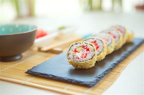 연어 아보카도와 치즈와 함께 뜨거운 튀긴 초밥 롤 초밥 메뉴 일본 요리 0명에 대한 스톡 사진 및 기타 이미지 0명 간장 개체 그룹 Istock