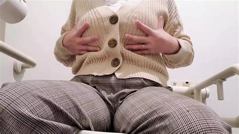 Egy férjes nő maszturbál a bolt WC jében xHamster