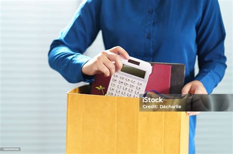 직장을 그만두다 사직서를 보내고 물건을 포장하는 사업가 사임 우울하거나 사무실에서 명판 상자를 들고 다니십시오 직장을 바꾸거나