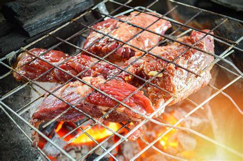 구운 쇠고기 스테이크 고기와 마늘 쇠고기 바베 큐 로스트에 장식 숯 난로에 불 고기에 대한 스톡 사진 및 기타 이미지 고기