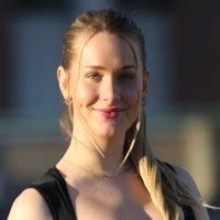 Elle Kanganis Public Relations Professional Specialized In Digital