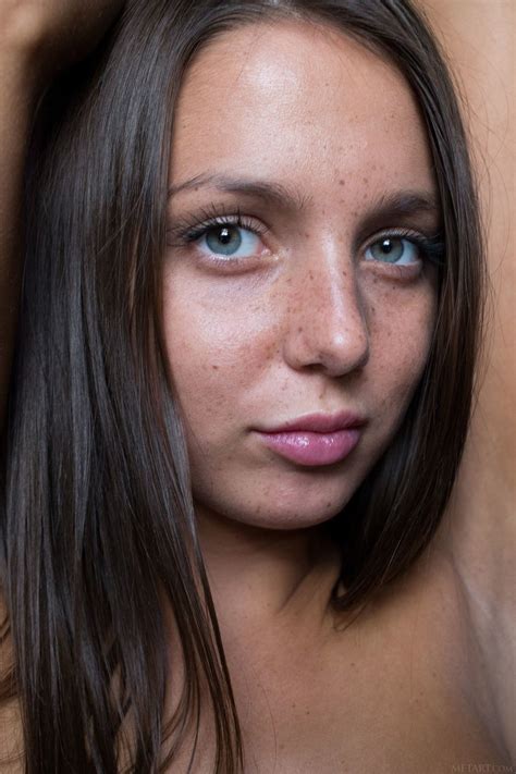 Foxy Di Wallpics Net Wallpapers Photos Pictures Backgrounds