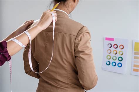 젊은 여 자가 양 장점 또는 고객 직업 및 직업 직업 디자이너 세련 된 컨셉으로 옷에 대 한 측정으로 작동 하는 디자이너 가위에 대한 스톡 사진 및 기타 이미지 Istock