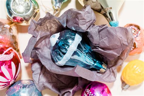 복고풍 스타일의 Ussr 크리스마스 트리는 그림자와 흰색 배경에 Baubles 중반 세기 스타일 0명에 대한 스톡 사진 및 기타 이미지 Istock