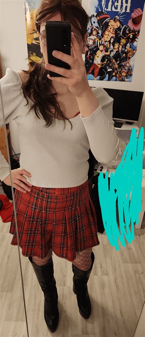 Trying out some poses 🙈 : r/crossdressing