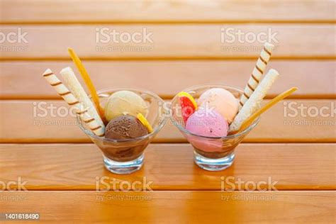 카페 야외 테라스의 나무 테이블에 유리 그릇에 아이스크림 선택적 초점과 복사 공간이 있는 배경 0명에 대한 스톡 사진 및 기타 이미지 Istock